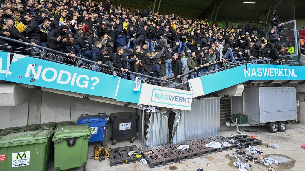 Tribune met Vitesse-supporters stort in bij NEC, rellen na afloop