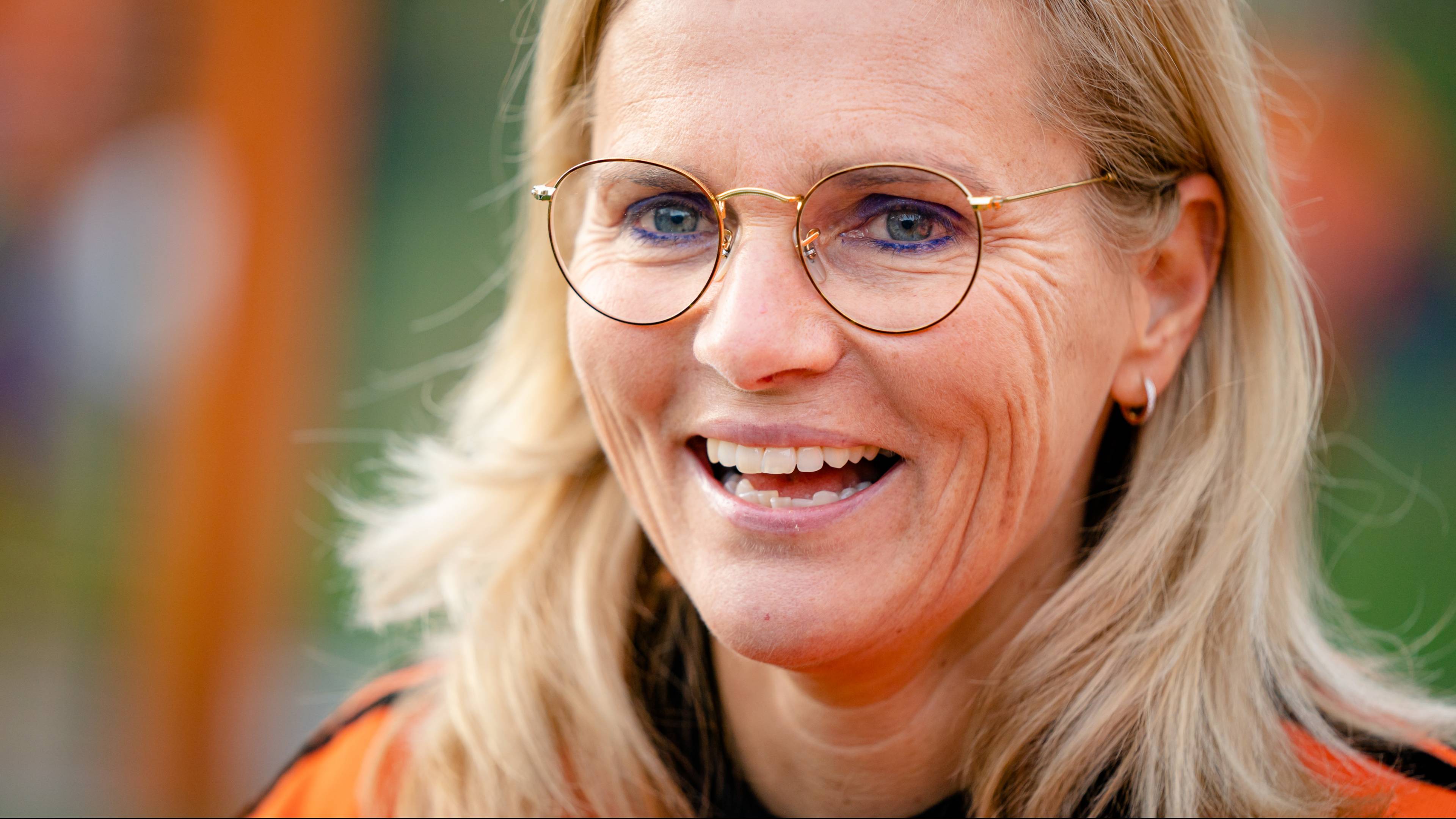 Wervelende start met Engeland verrast Wiegman: 'Niveau is enorm hoog' | NOS