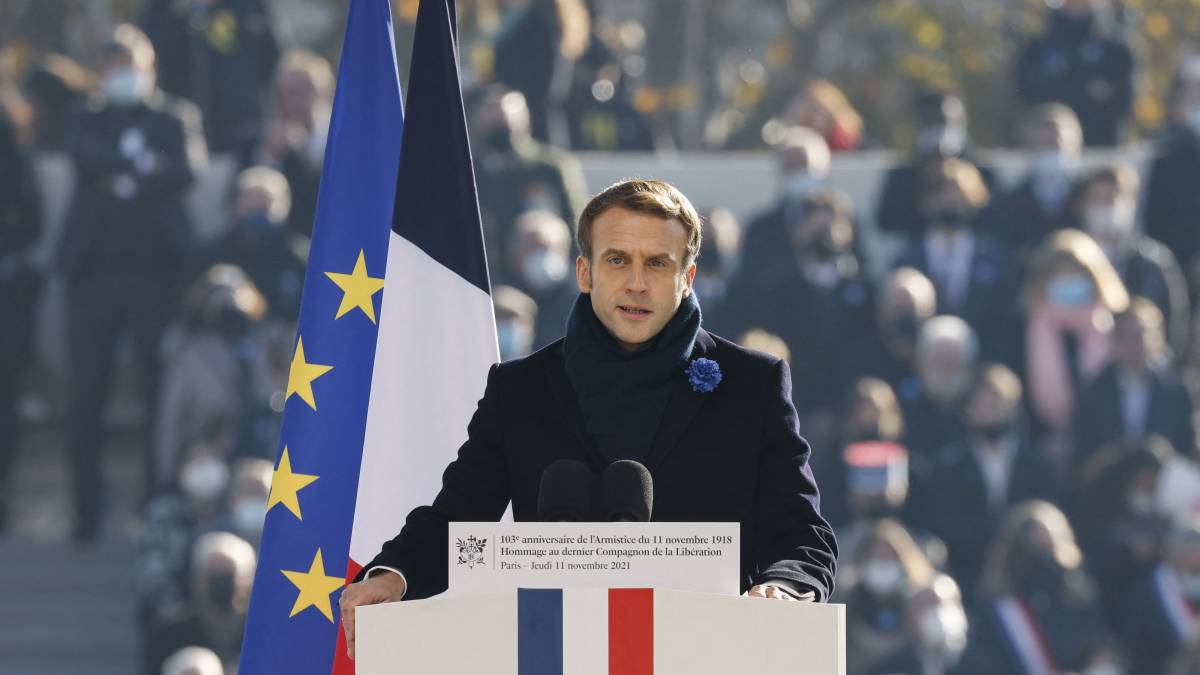 President Macron paste kleur Franse vlag stilzwijgend aan