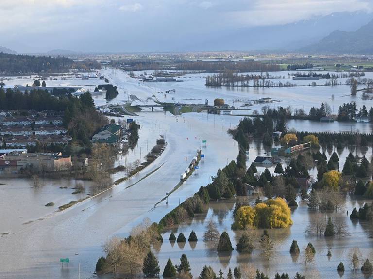 Modderstromen en overstromingen in Canada na hevige regenval