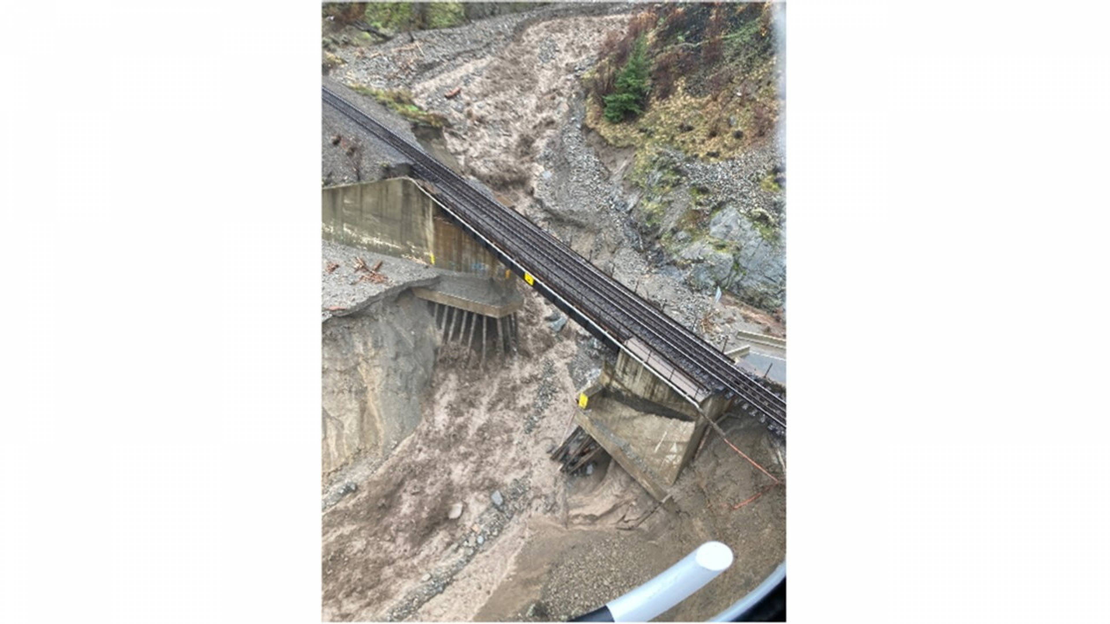 Overstromingen en modderstromen rond Vancouver, zeker één dode | NOS