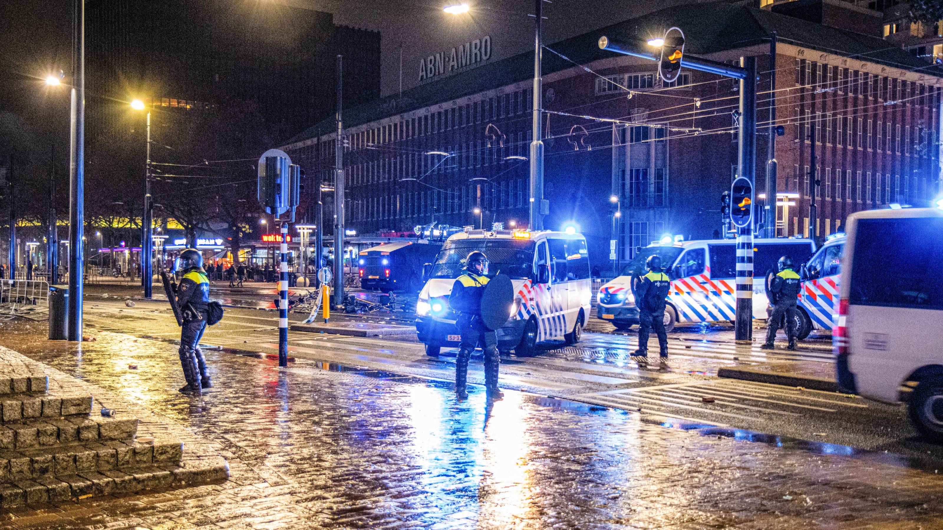Politie: twee gewonden door kogels, 51 arrestaties na rellen Rotterdam ...