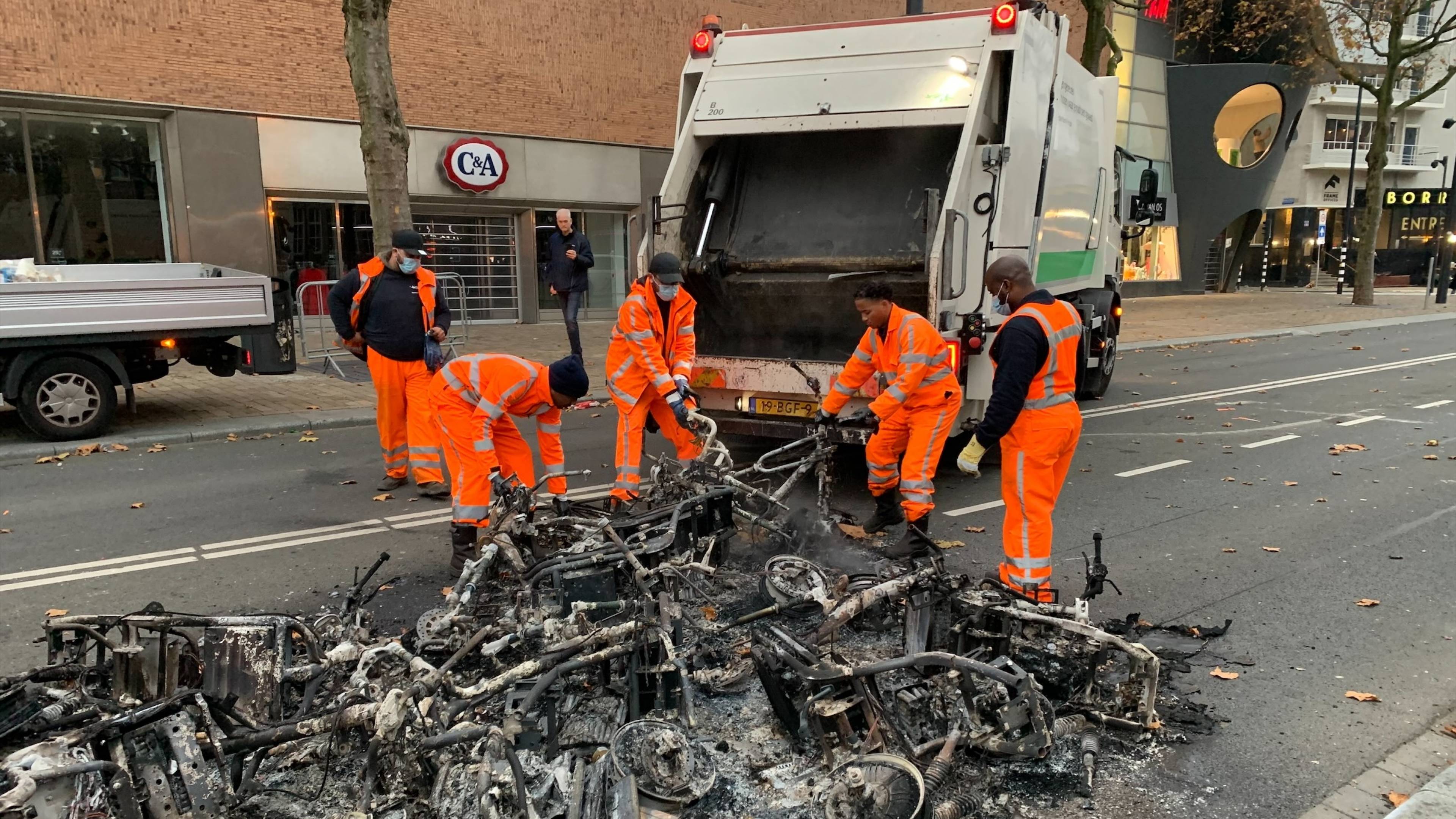 Drie mensen liepen schotwonden op bij rellen Rotterdam | NOS