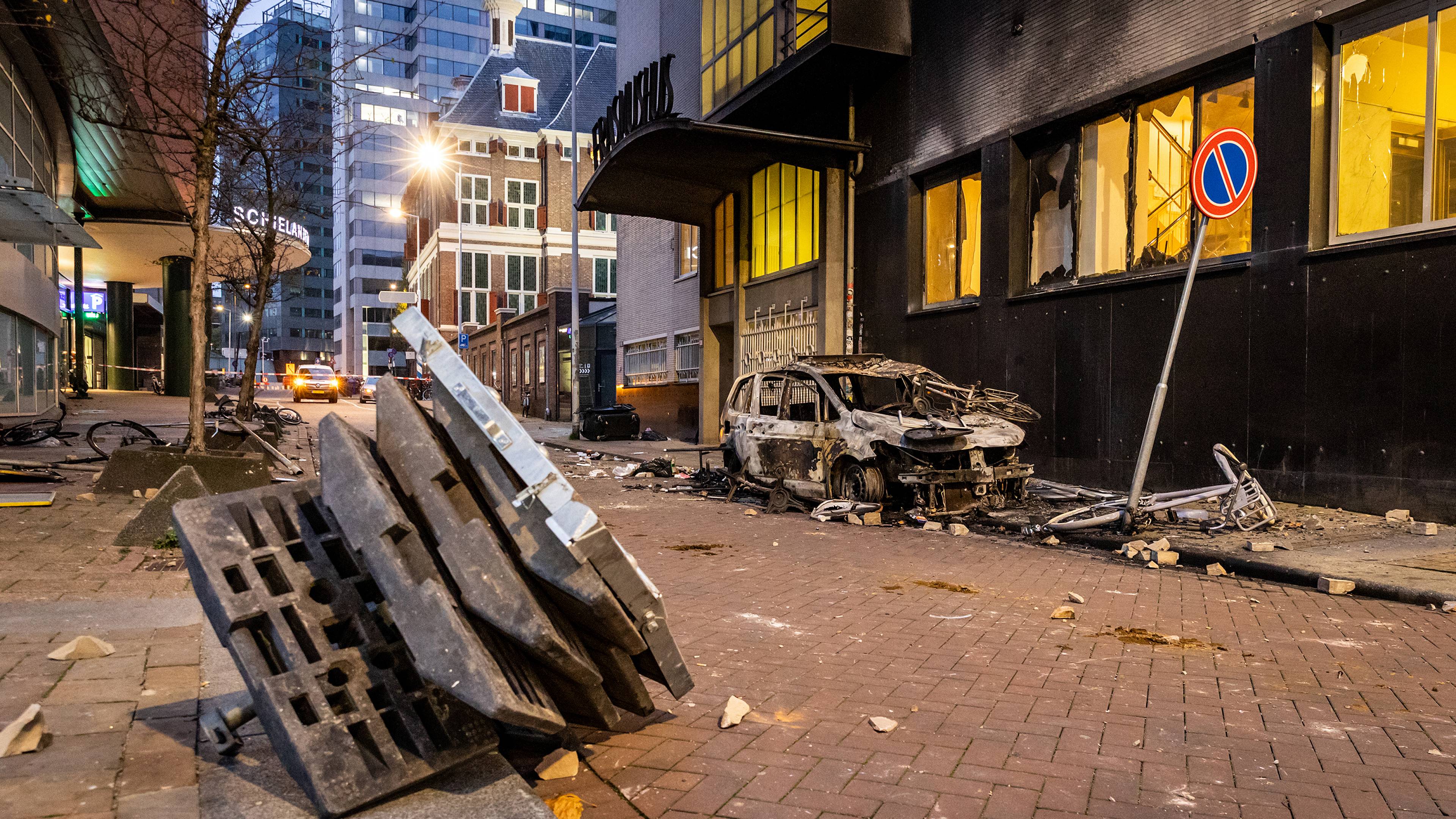 Drie mensen liepen schotwonden op bij rellen Rotterdam | NOS