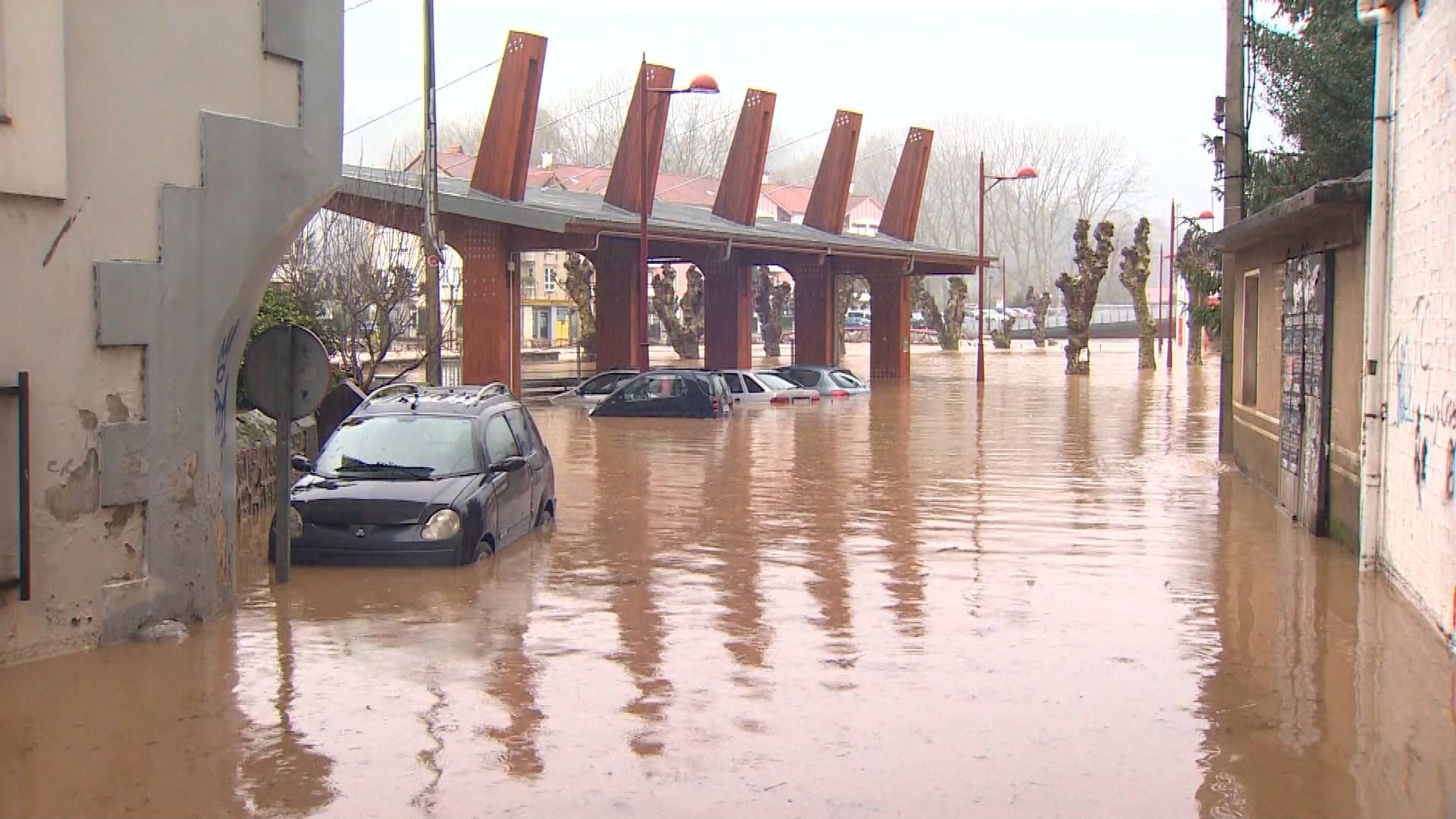 Straten volledig onder water: noorden van Spanje kampt met zware ...
