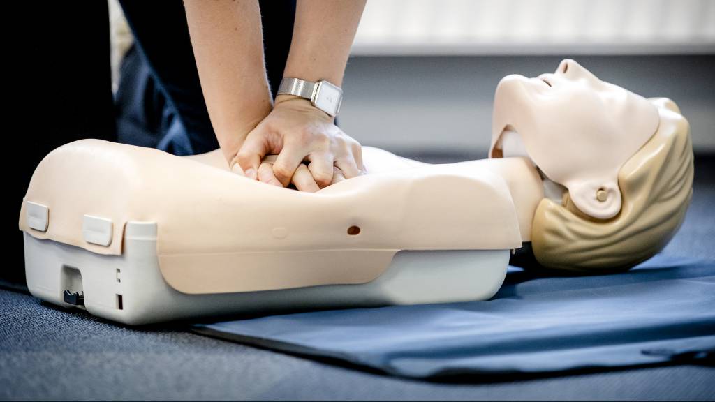 Hartstichting is blij: reanimeren kan binnen 6 minuten beginnen