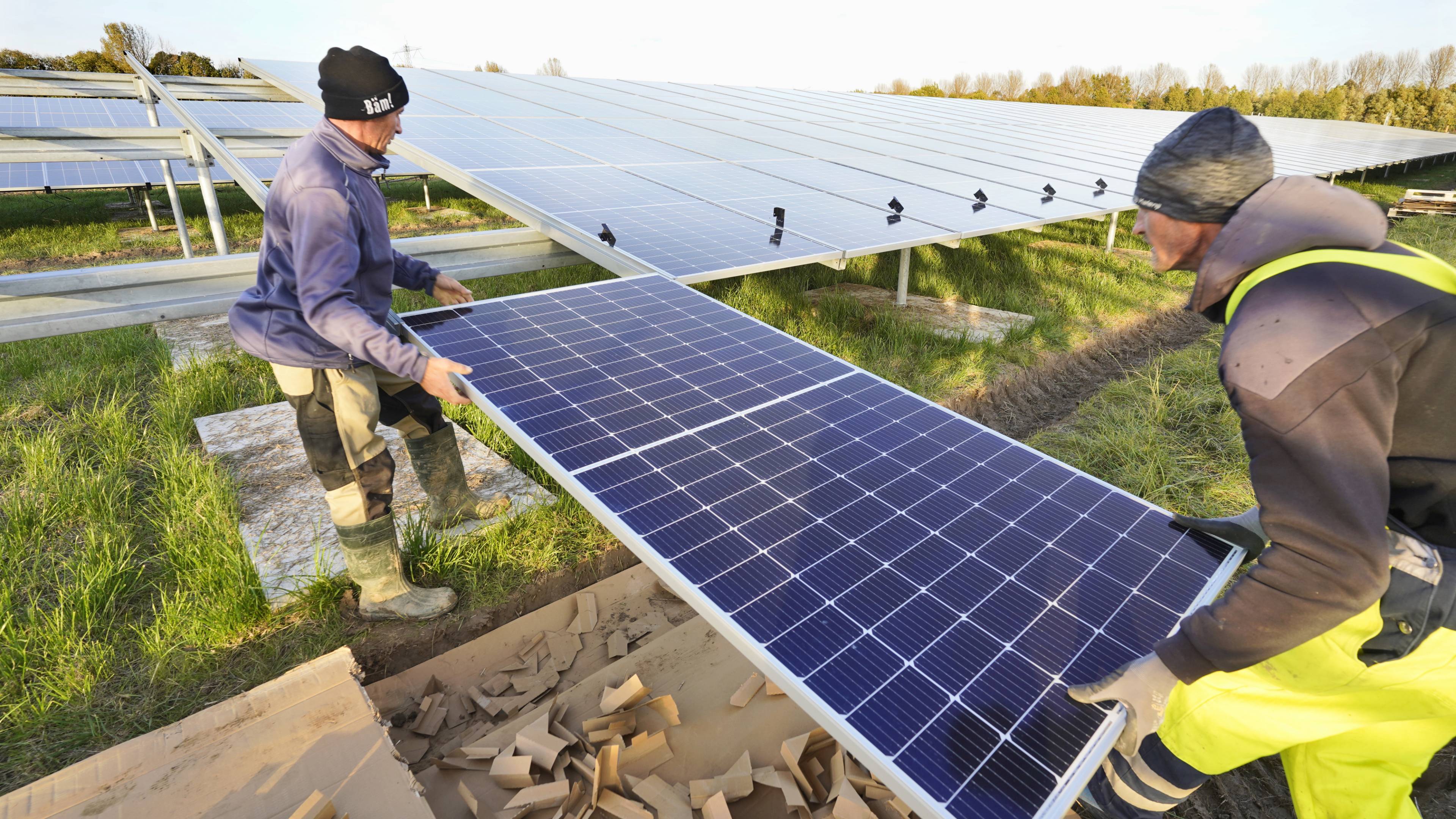 Netbeheerder: 'Stroomnet te vol, stop met gunstige regeling ...