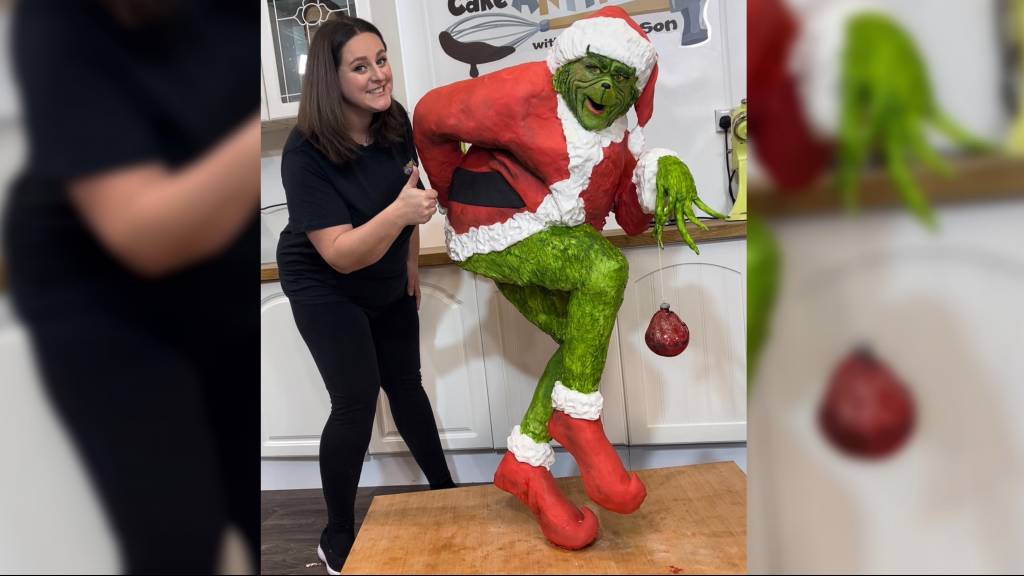 Vrouw bakt 1,5 meter hoge kerstmonster-cake