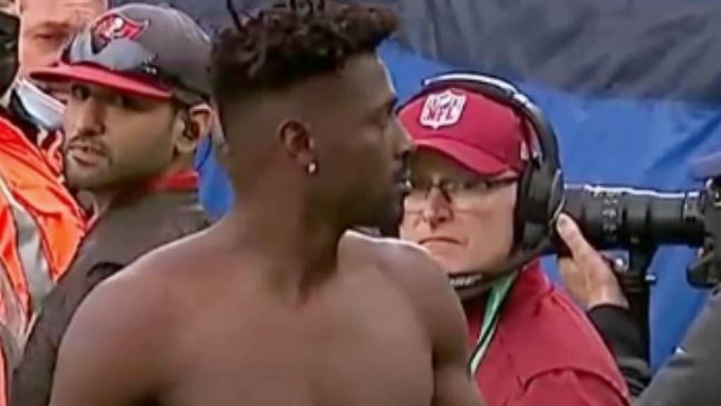 NFL-speler verlaat boos het veld, gooit tenue in publiek én wordt ontslagen