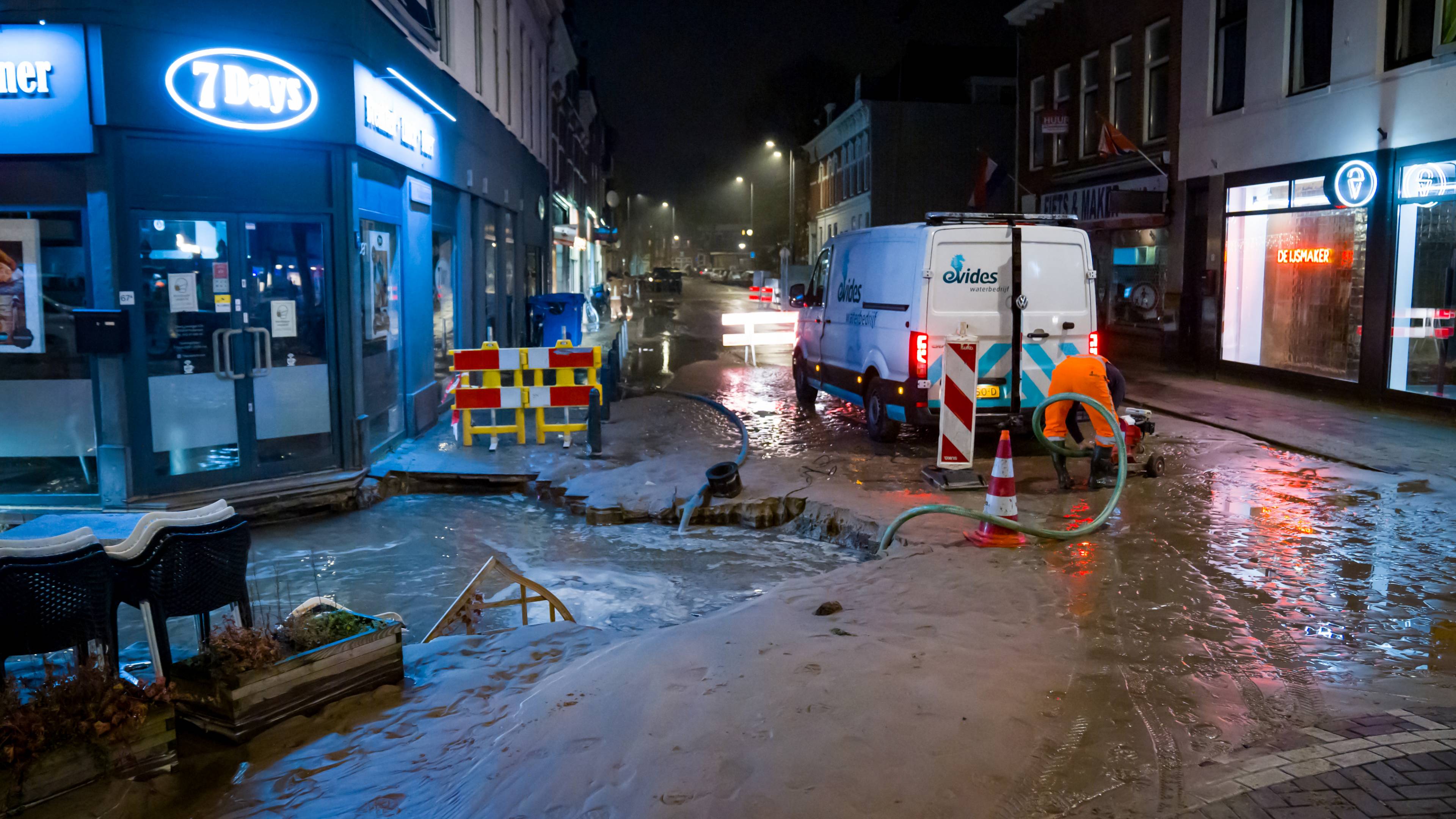 Groot gat in Rotterdamse winkelstraat ontstaan door gesprongen ...