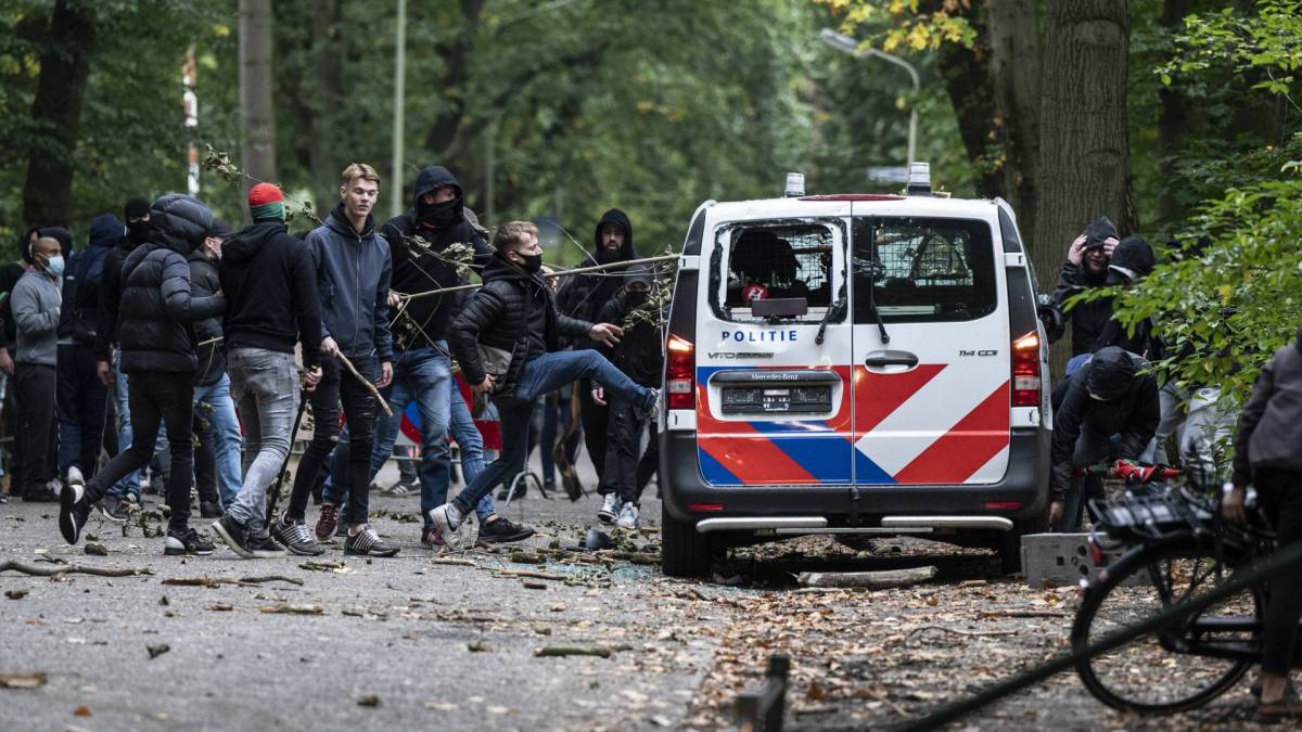 Politie heeft 52 verdachten in beeld na rellen NEC-Vitesse in oktober