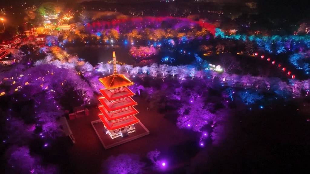 Lichtgevende kersenbloesem tijdens lentefeest in China