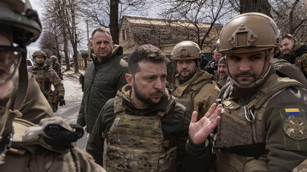 President Zelensky bezoekt verwoeste stad Boetsja