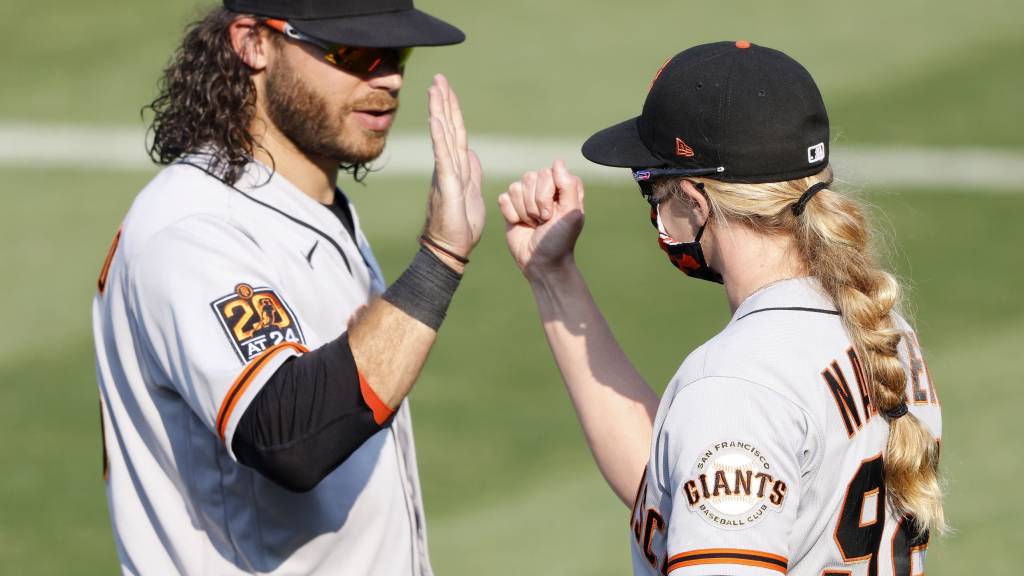 Publiek op de banken voor de eerste vrouwelijke coach op het veld in de MLB