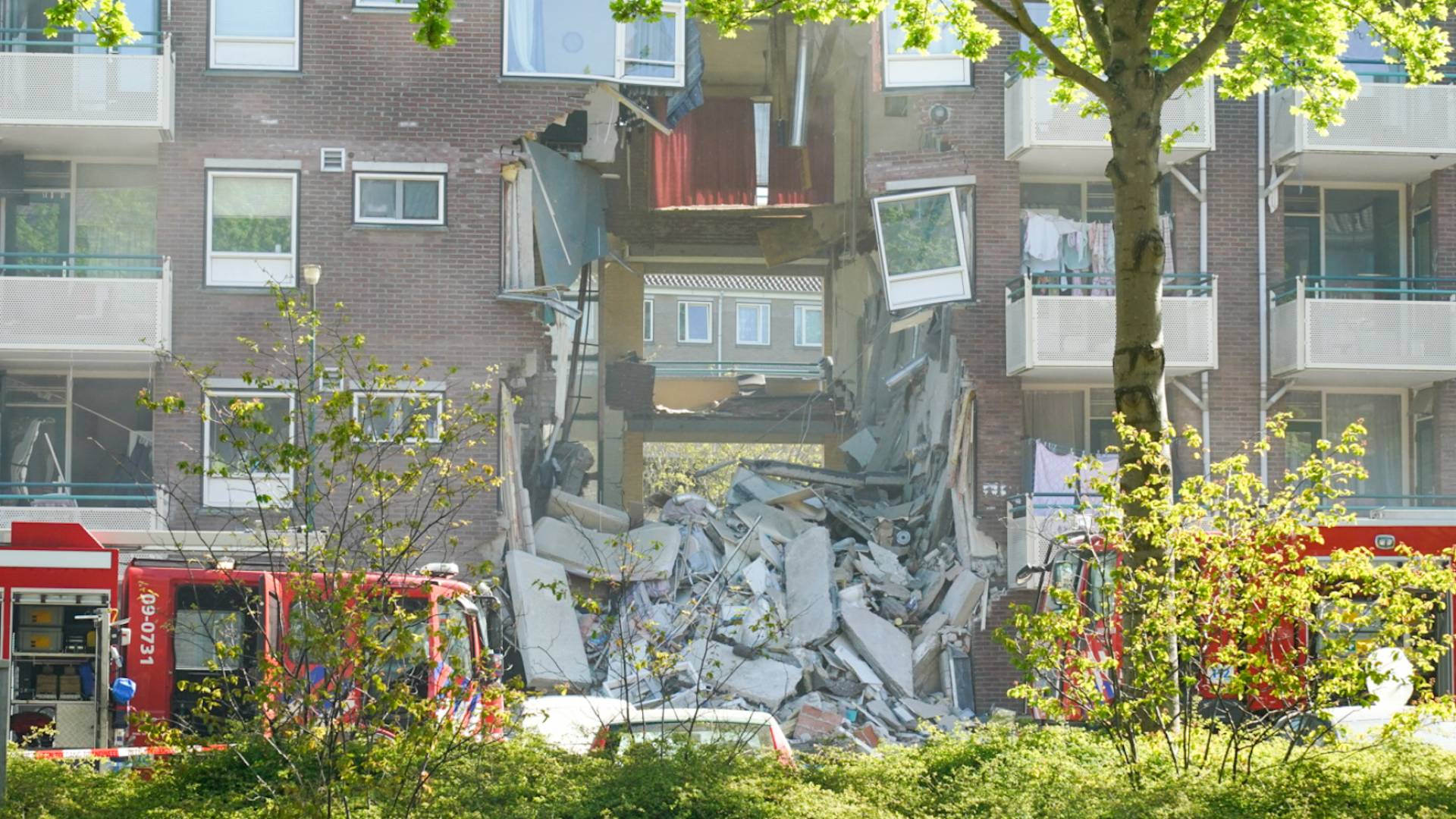 Reporter captures gas explosion that leads to partial collapse of ...