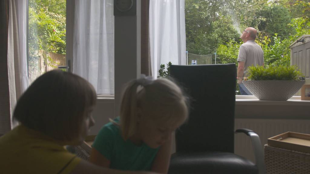 Roken jouw ouders buiten? Ook dat is gevaarlijk voor kinderen