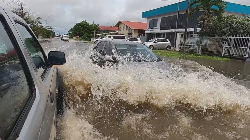 Savah en Issa hebben last van de overstromingen in Suriname