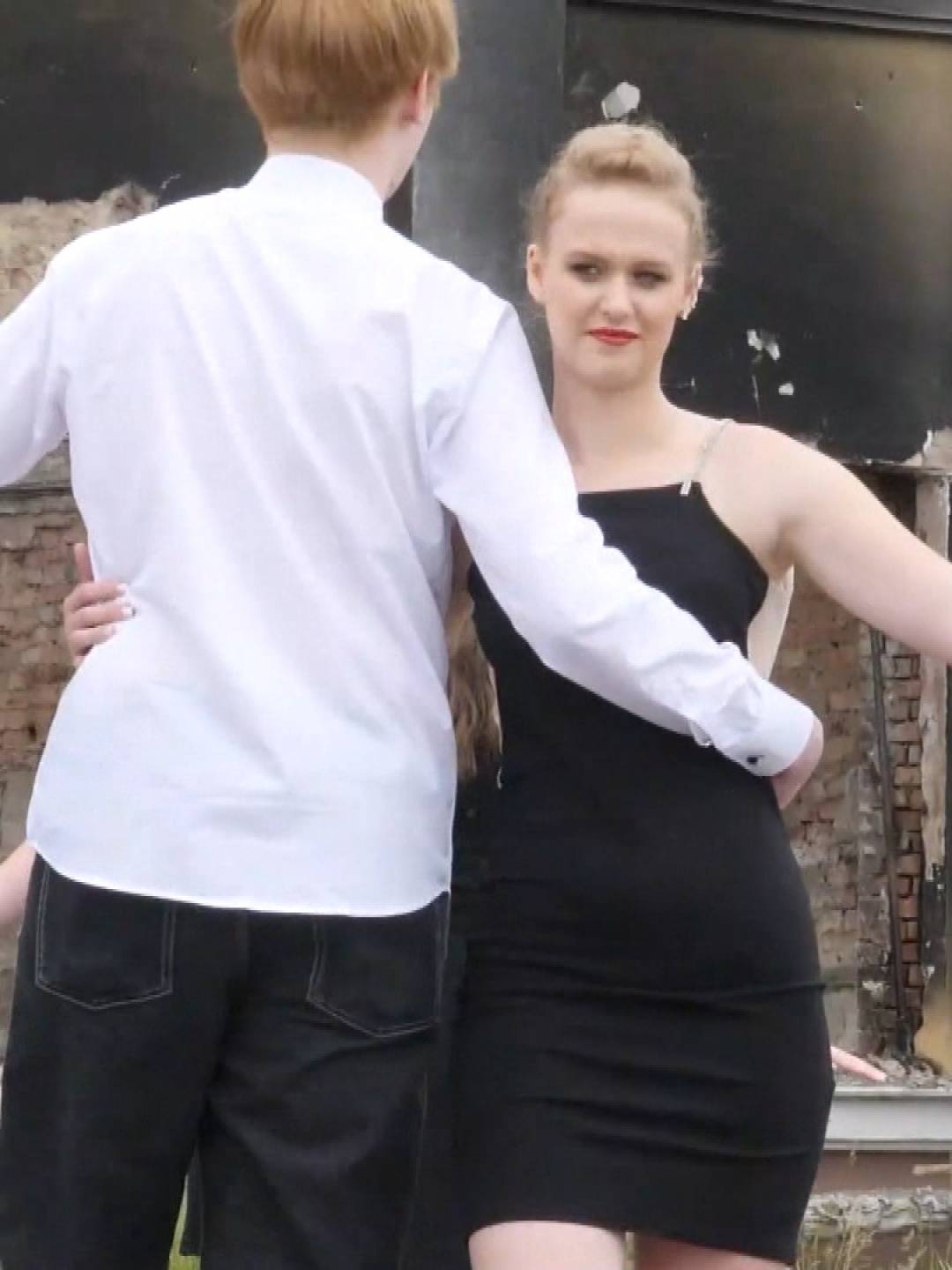 Dansen tussen het puin