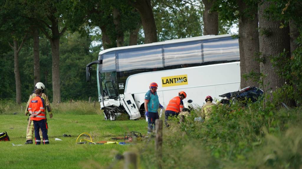 Gewonden bij frontale botsing tussen touringcar en auto bij Hoogeveen