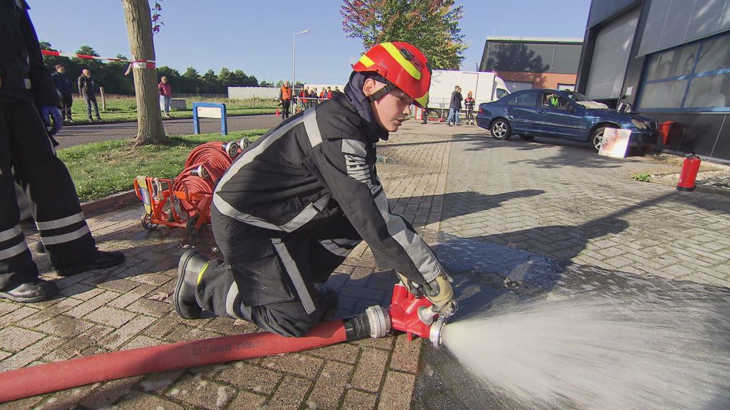 Welk jeugdbrandweerteam kan het beste blussen?