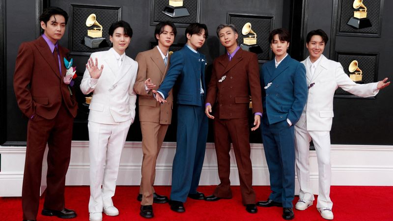 Bandleden van BTS gaan toch het leger in | NOS Jeugdjournaal