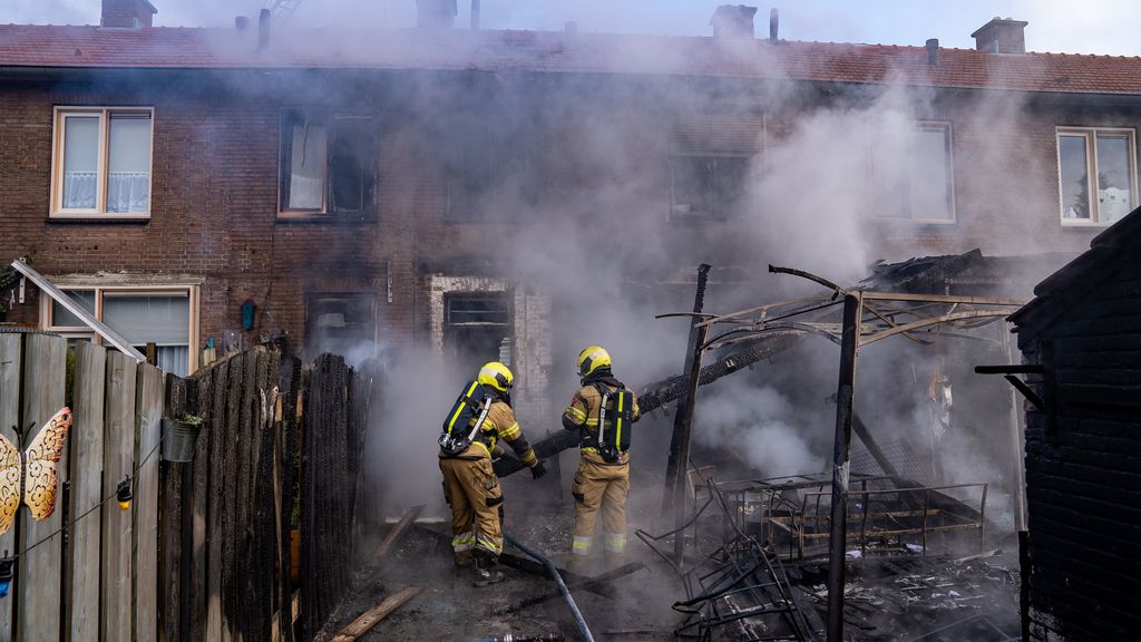 Drie huizen in Den Bosch door brand verwoest, bewoonster ademt rook in