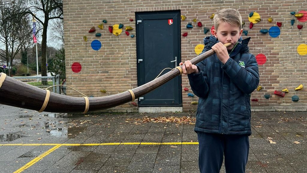 Deze kinderen leren blazen op de midwinterhoorn