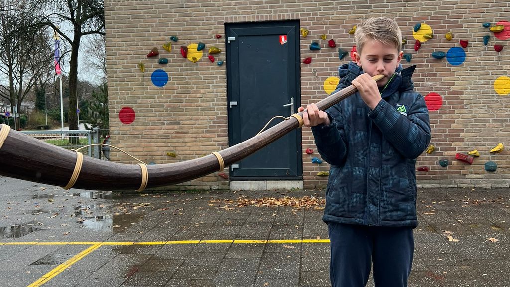 Deze kinderen leren blazen op de midwinterhoorn