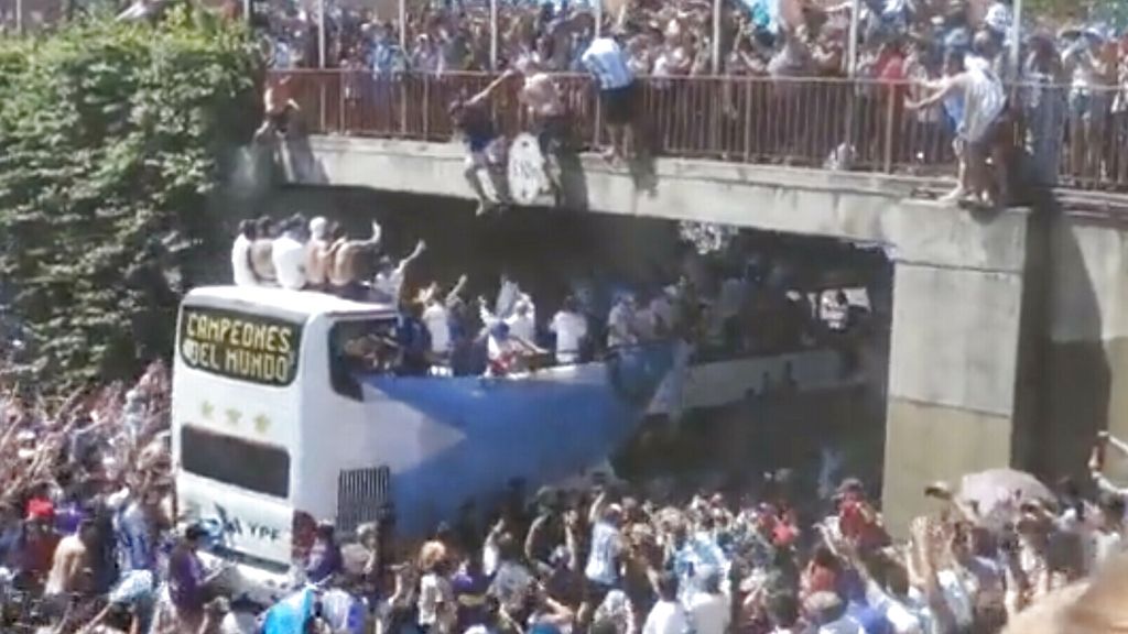 Miljoenen Argentijnen ontvangen Messi en co: fans springen spelersbus in
