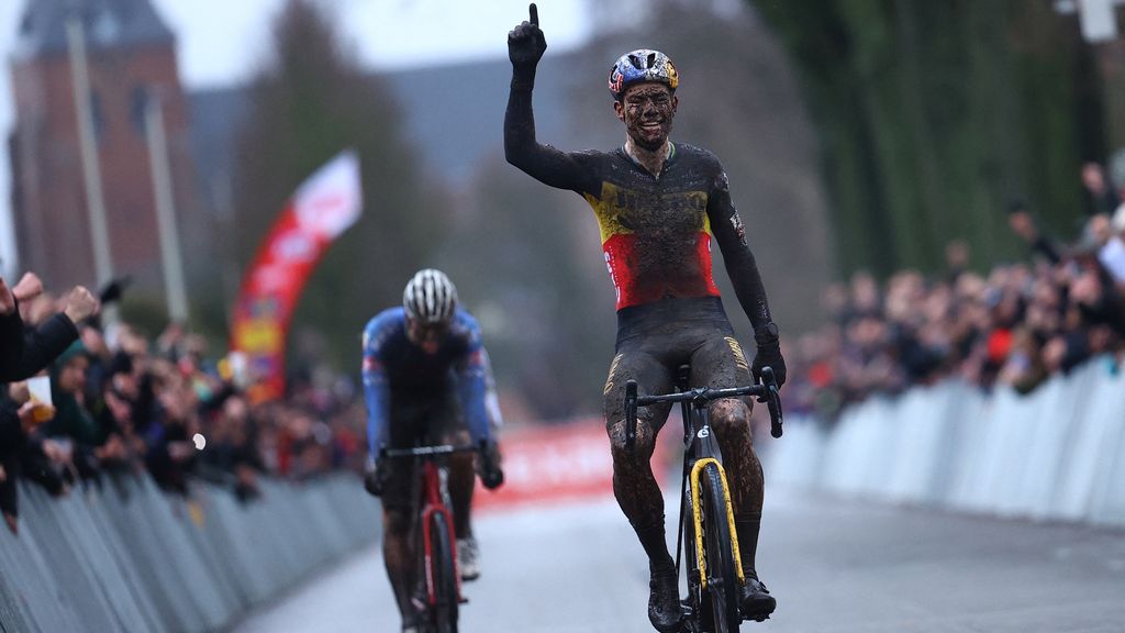 Van der Poel wint modderworstelen Grote Drie, maar Van Aert sprint naar ...