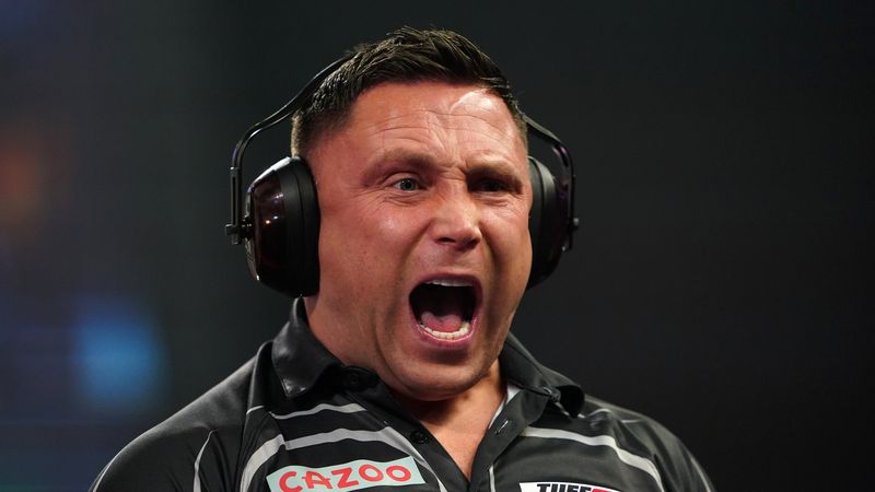 Darter speelt met koptelefoon om publiek niet te horen | NOS Jeugdjournaal