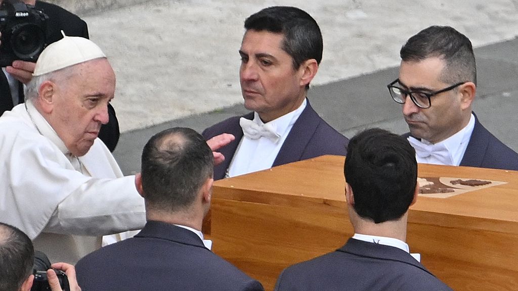 Tienduizenden bij uitvaartplechtigheid Benedictus XVI