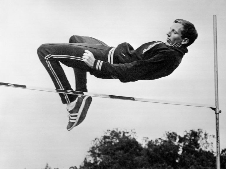 Hoofd eerst en vlak over de lat: 'Fosbury Flop' uitgelegd door Dick Fosbury