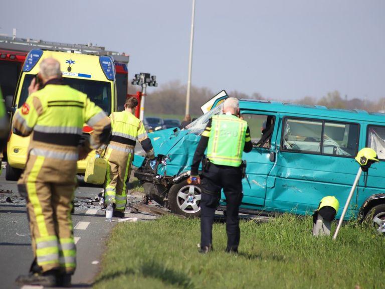 Dode en twee gewonden bij ongeluk met drie auto's nabij Vuren