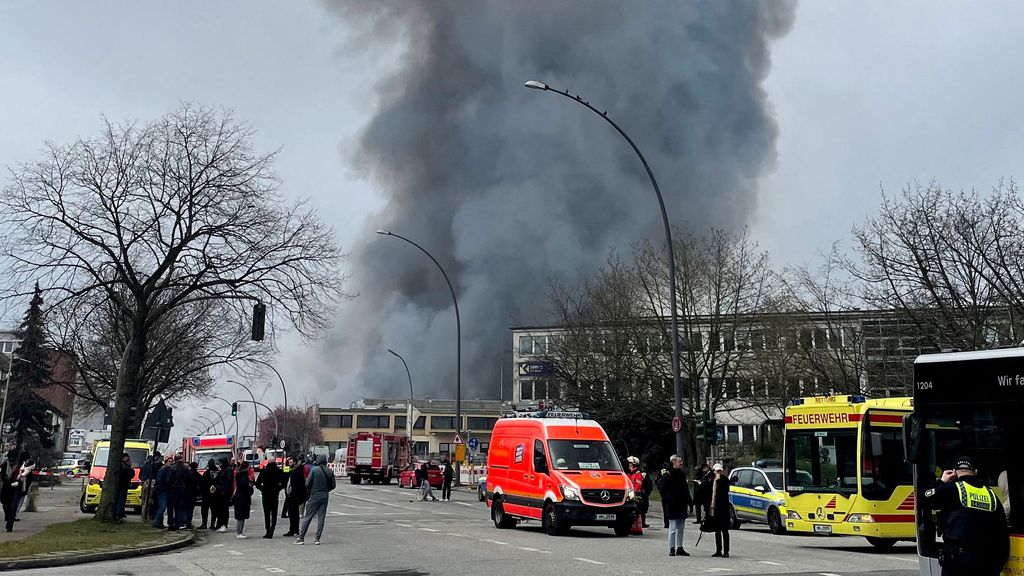 Grote brand Hamburg onder controle, geen gevaarlijke rook gemeten