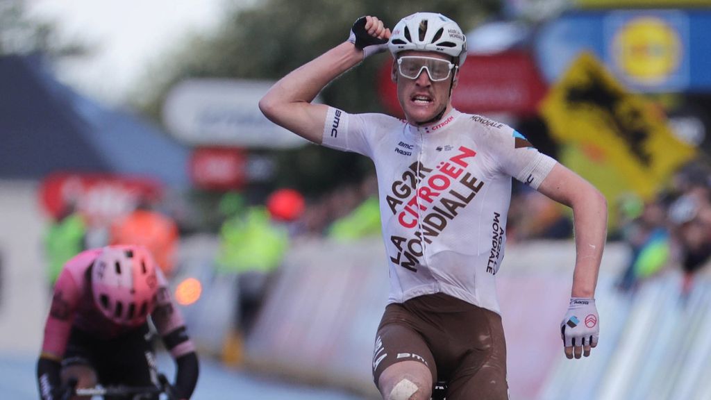 Godon verrast en wint Brabantse Pijl, waarin grote namen ontbreken