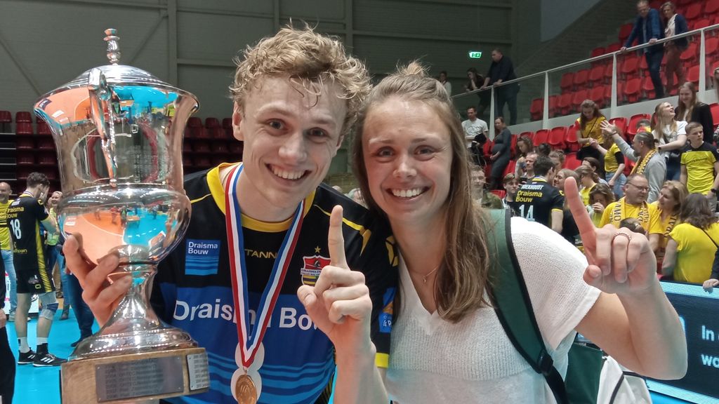 Feest volleybalfamilie Bak nog niet compleet: Yannick kampioen, nu zus ...
