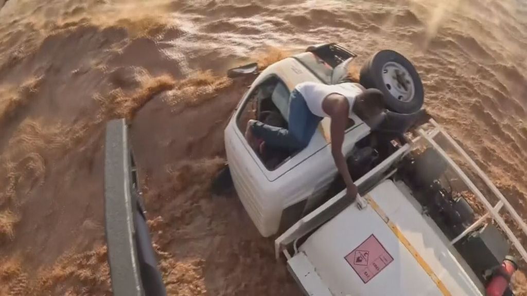 Spectaculaire redding uit kolkende rivier