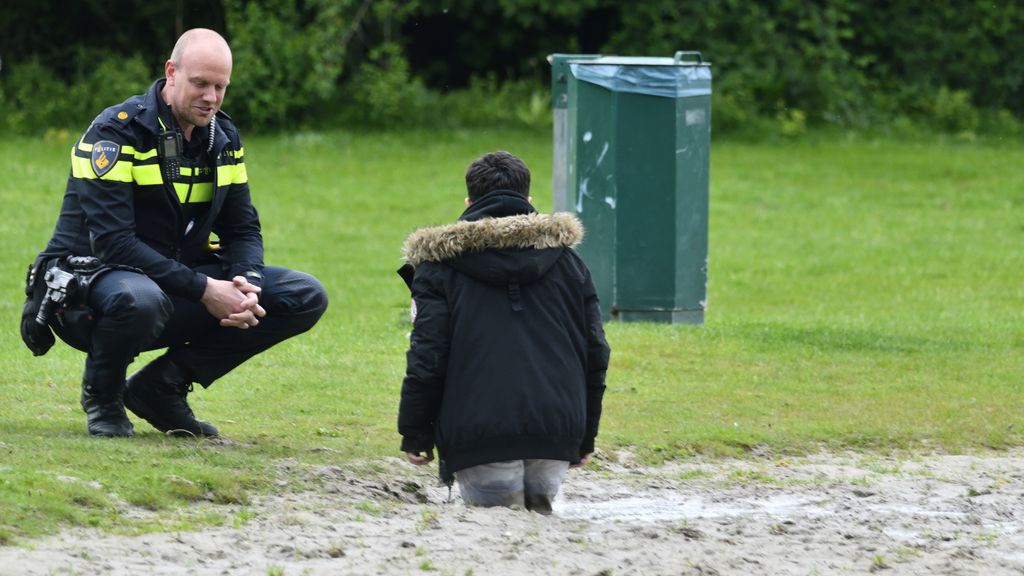 Yahia en Djessy zakten weg in drijfzand: 'Rustig blijven!'