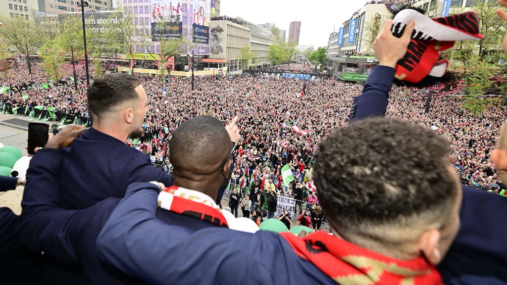 Feyenoord gehuldigd op Coolsingel • Fans scanderen: Arne moet blijven!