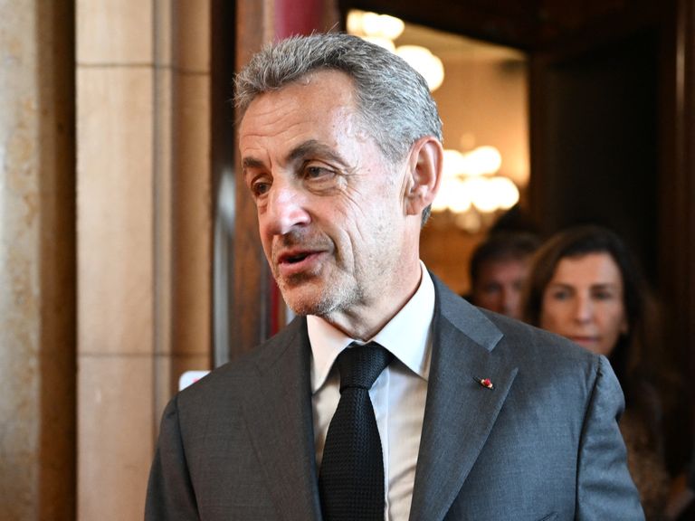 Franse oud-president Sarkozy moet enkelband om, definitief schuldig aan corruptie