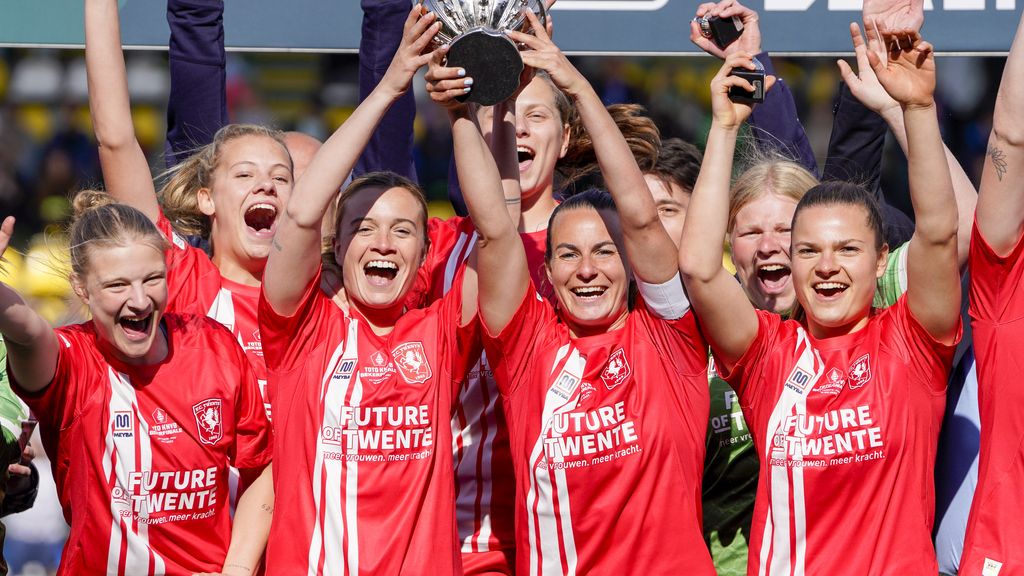 FC Twente-vrouwen veroveren KNVB-beker en geven seizoen toch nog glans
