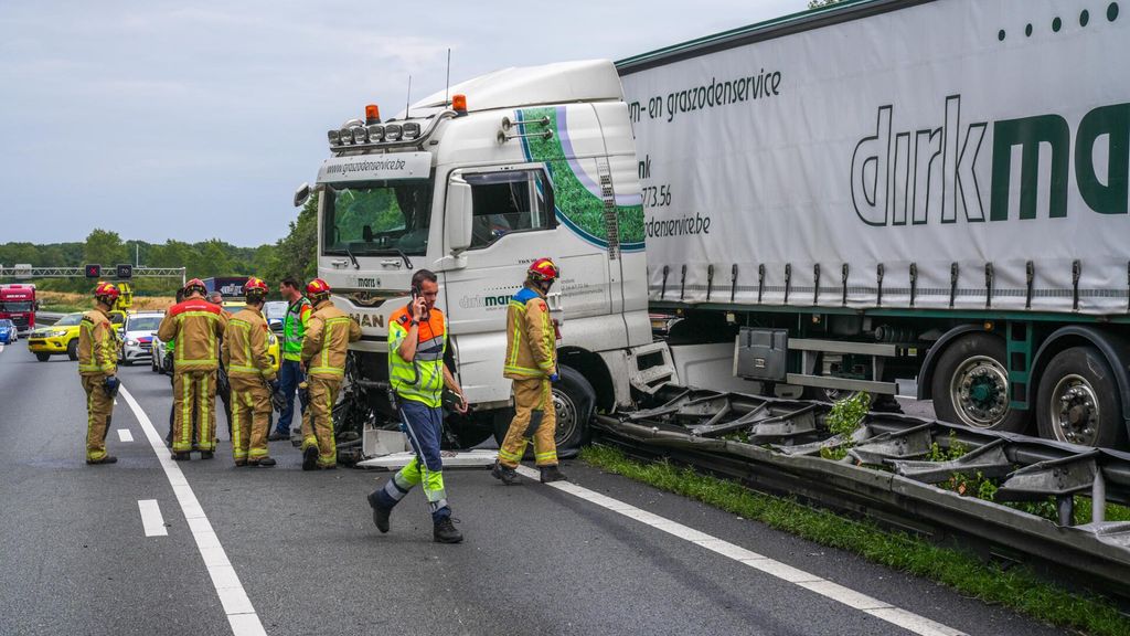 Vrachtwagen schiet door vangrail bij Geldrop, meerdere rijstroken A67 dicht
