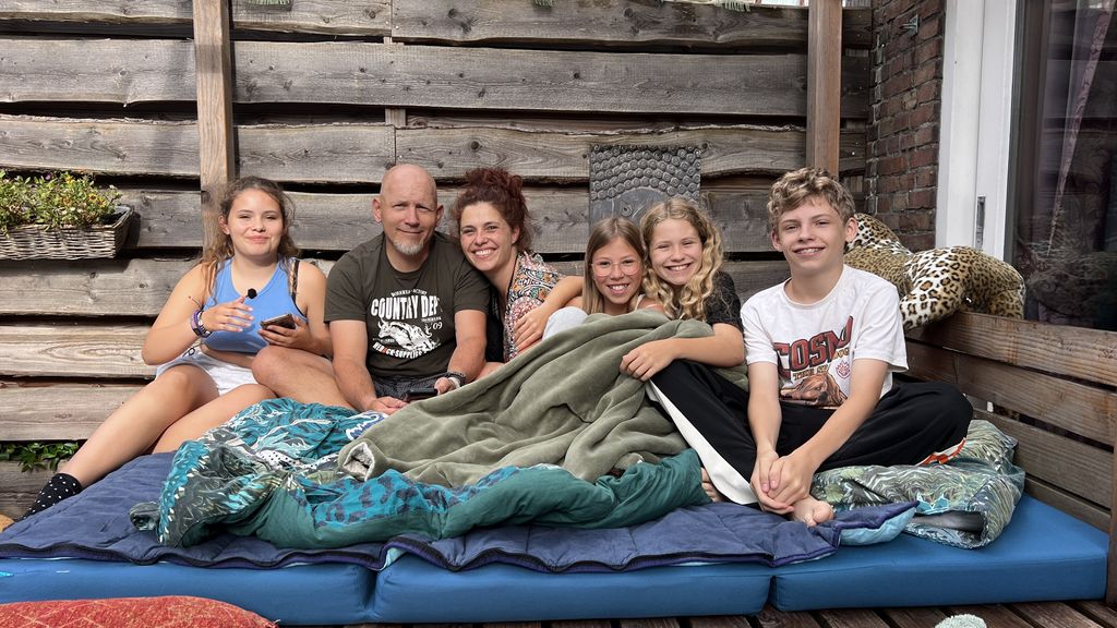 Fenne slaapt met haar gezin de hele zomer in de tuin