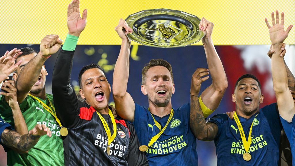 PSV wint derde Johan Cruijff Schaal op rij • Lang schoot zijn ploeg voorbij Feyenoord