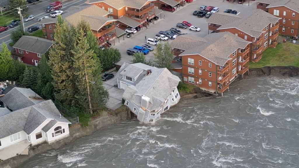 Huis stort in rivier door overstromingen