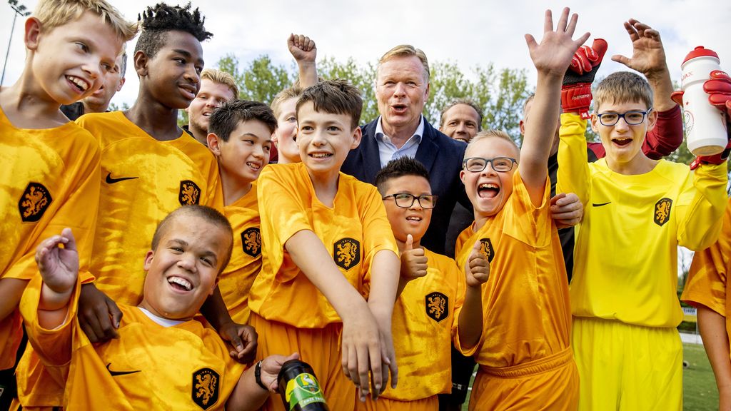 Koeman en Jonker bezoeken G-voetballers: 'Hoop dat hij me komt scouten'