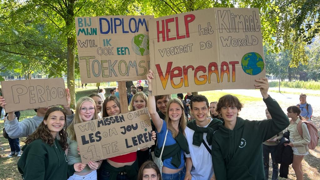 Jongeren gaan weg van school om te demonstreren voor het klimaat