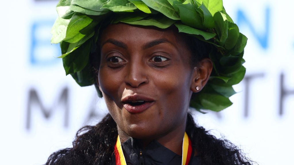 Niet Kipchoge, maar atlete Assefa pakt hoofdrol in Berlijn met nieuw ...