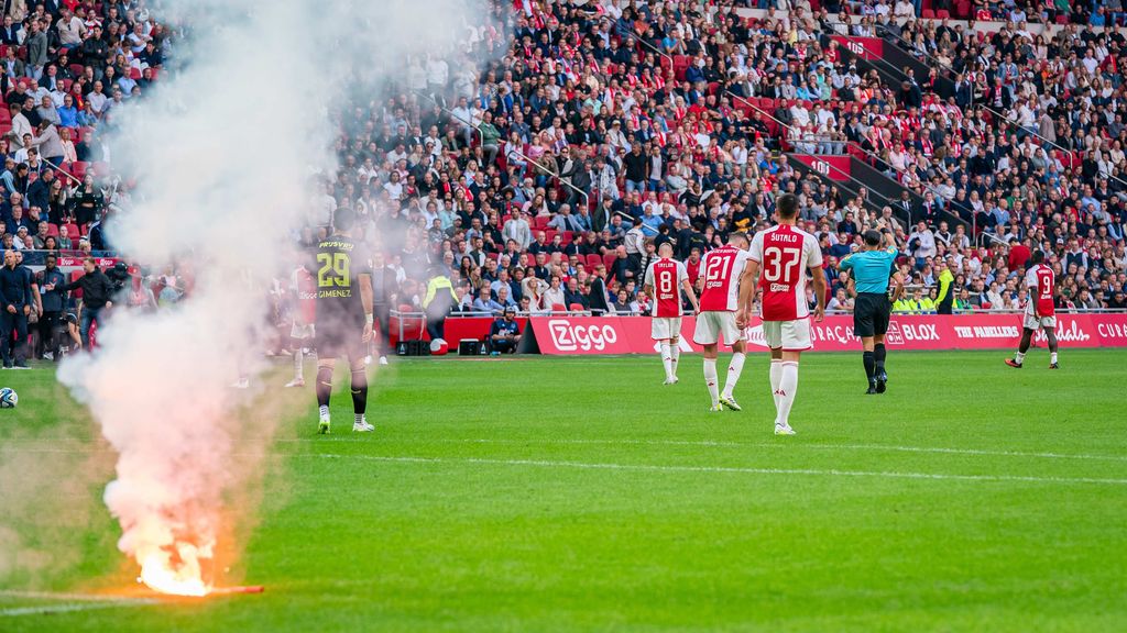 Klassieker Ajax-Feyenoord (0-3) in tweede helft gestaakt na vuurwerk